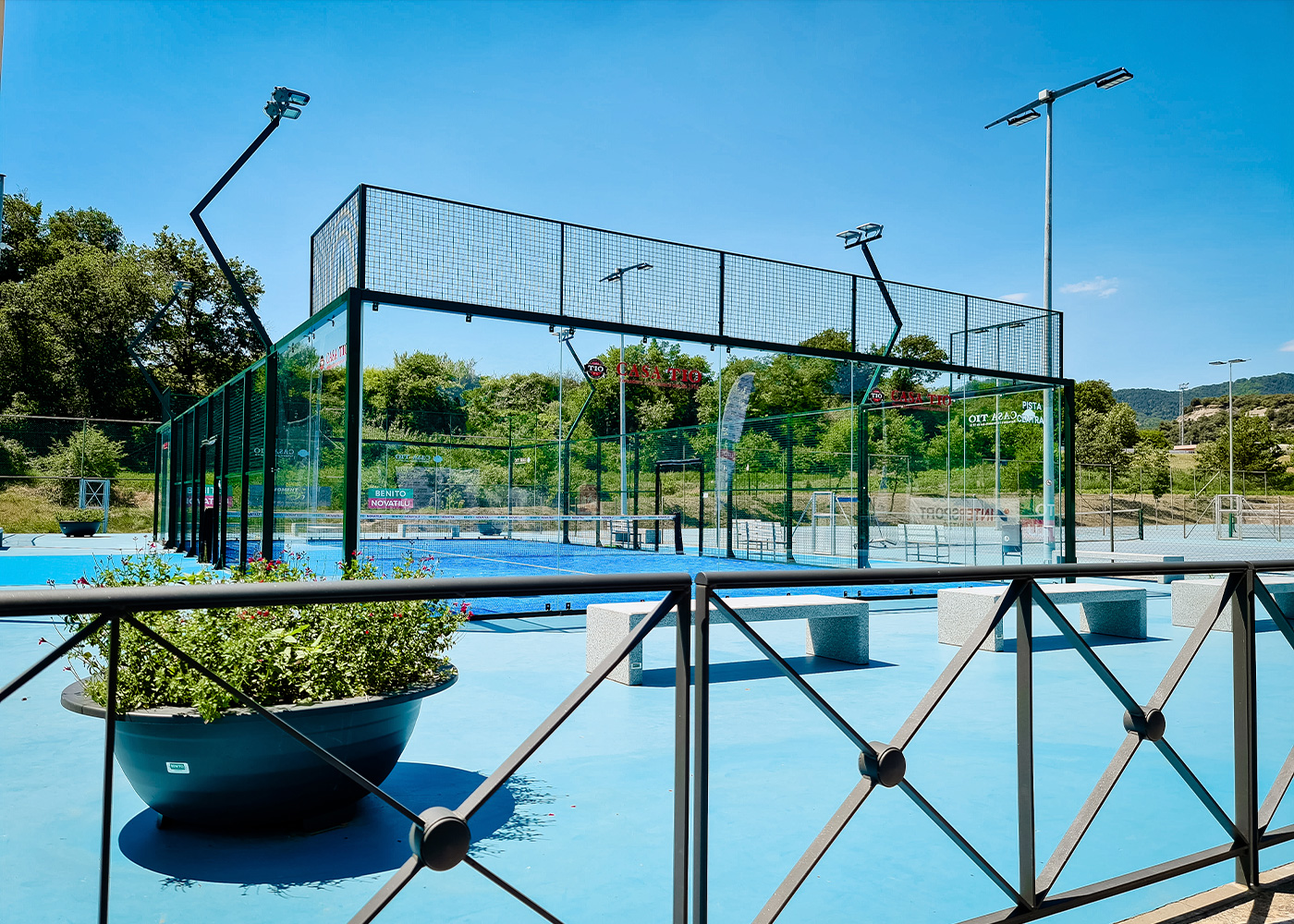 El club deportivo Tona renueva su alumbrado público y mobiliario urbano ...