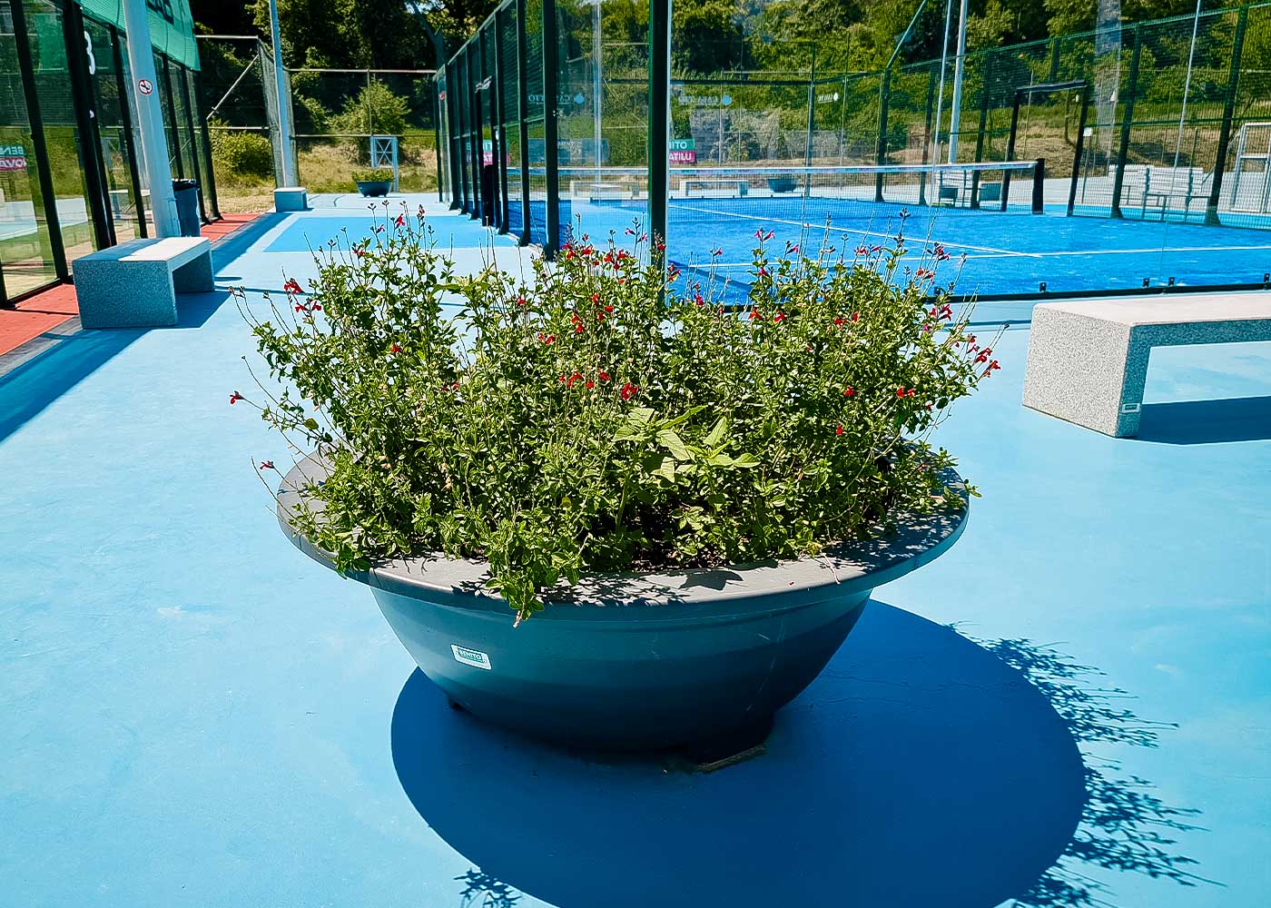 El club deportivo Tona renueva su alumbrado público y mobiliario urbano ...